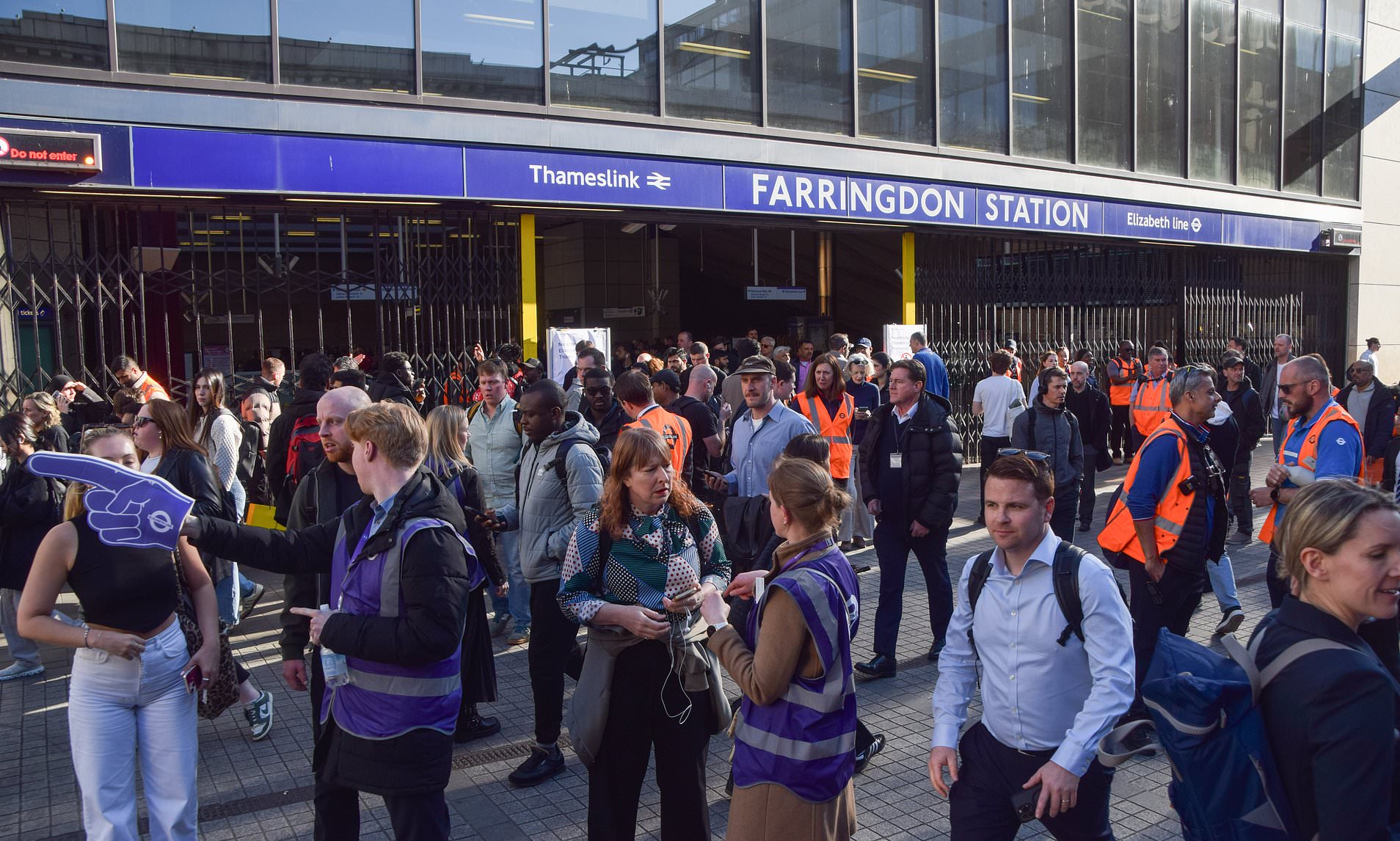 Travel chaos as 'gas leak' closes Farringdon station after passengers ...