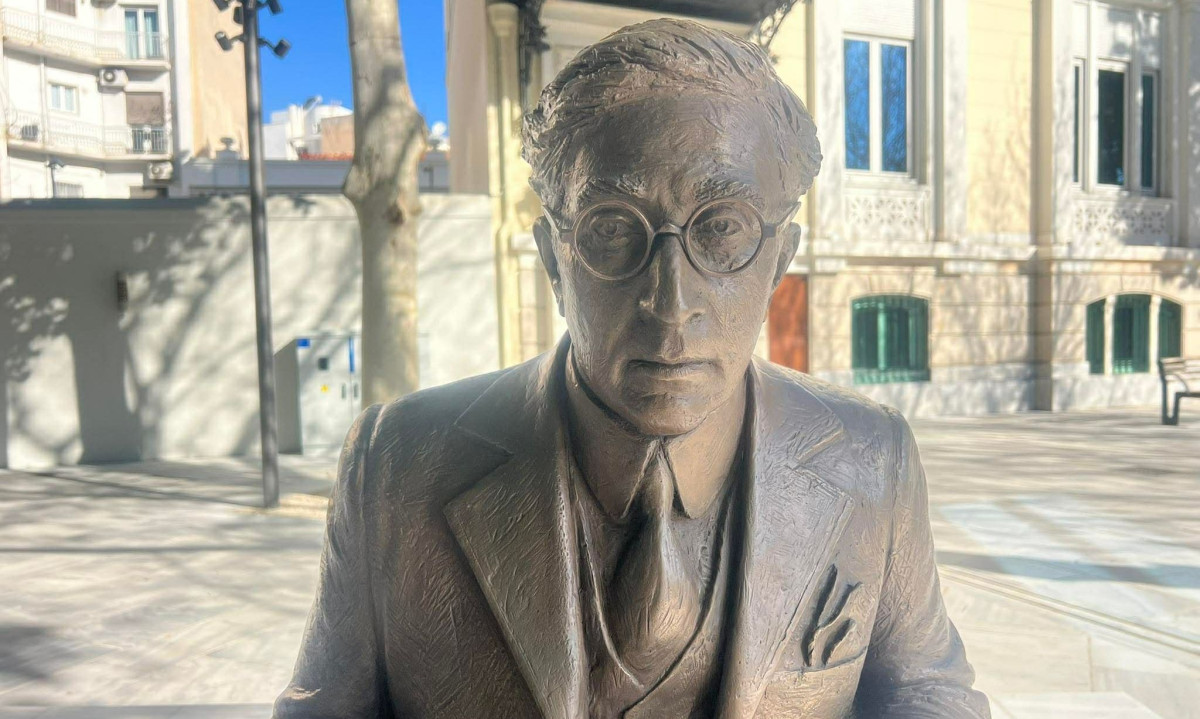 Ο Καβάφης «επέστρεψε» στο κέντρο της Αθήνας - Φωτογραφίες από το γλύπτο ...