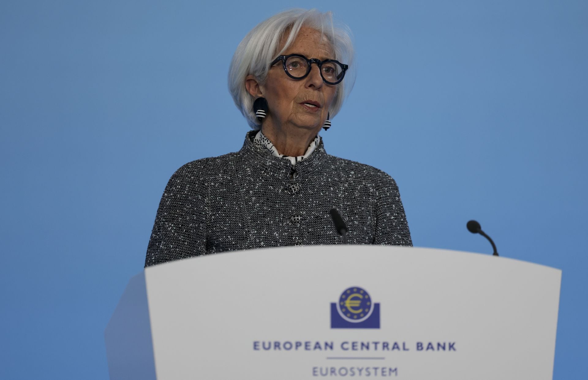Η ΕΚΤ «παγώνει» τις αποφάσεις για τα επιτόκια – Τι περιμένει η Λαγκάρντ
