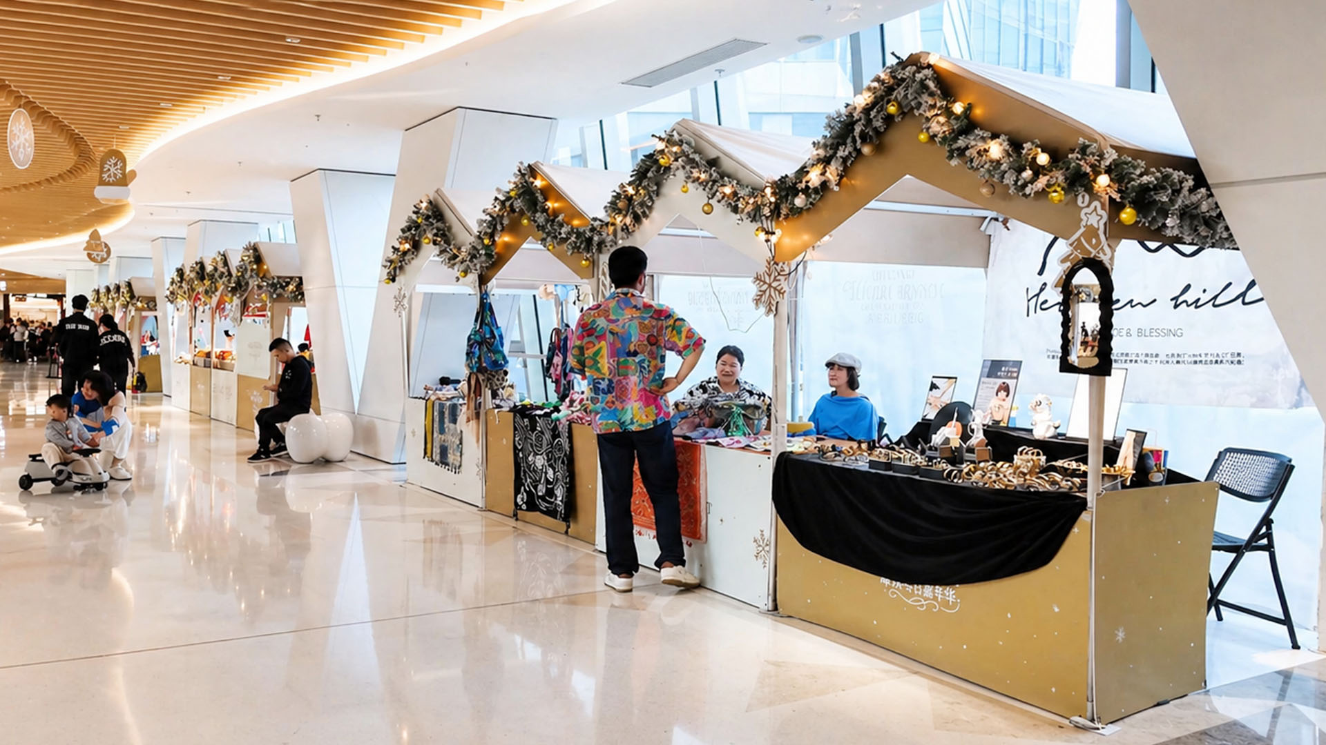 Et imponerende shoppingcenter, der forvandles til en festlig ...