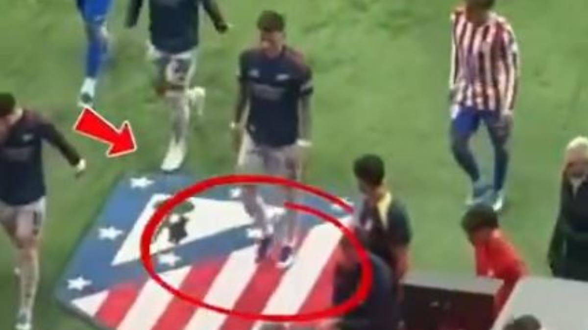 Tensión entre Simeone y White por pisar el escudo del Atlético de Madrid