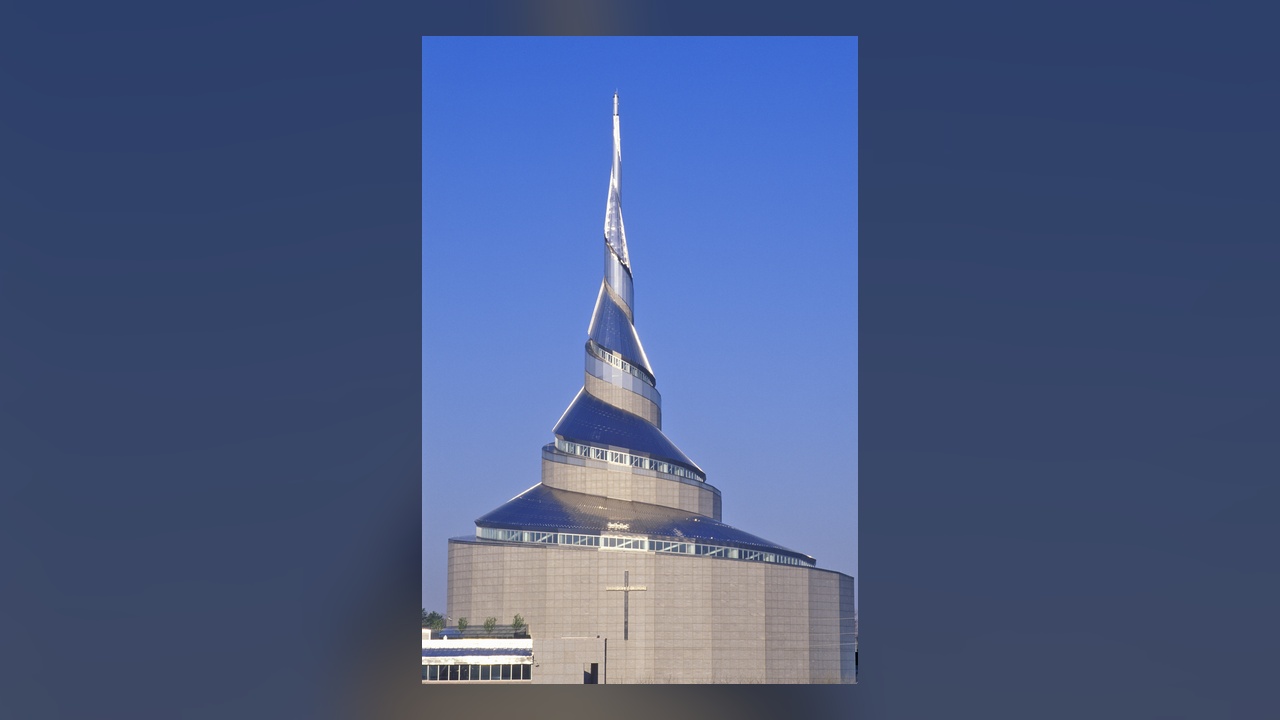 Drive past Independence, Missouri and this 300-foot steel nautilus will ...