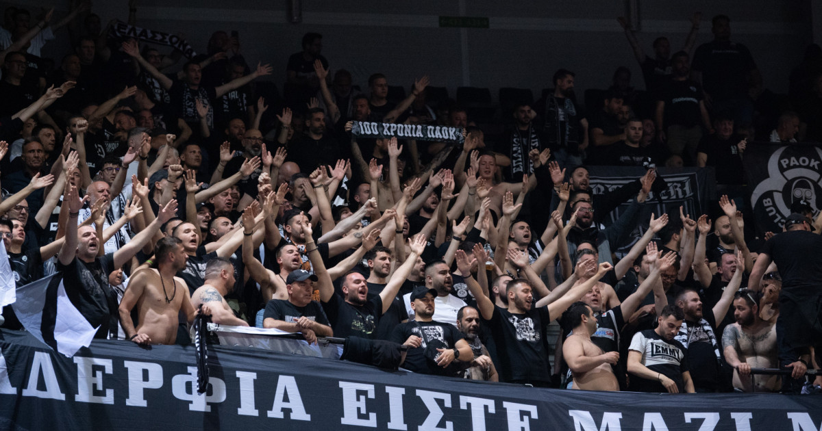 Οι οπαδοί του ΠΑΟΚ παρά την απογοήτευσή τους καθάρισαν την πλατεία ...