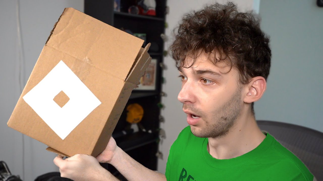 Watch me unbox this secret Roblox package