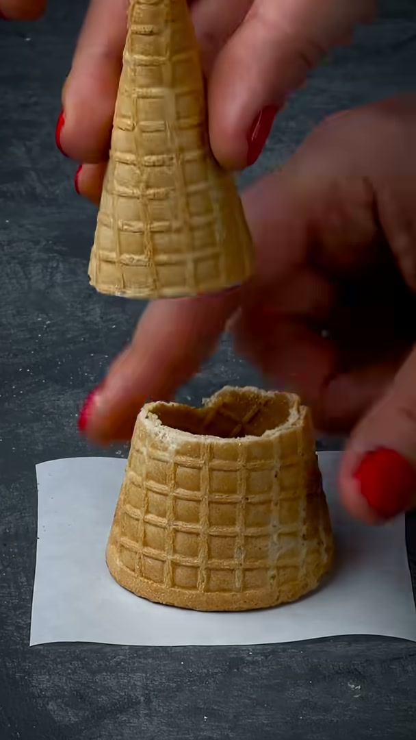 Easy witch's hat cookies for your Halloween dessert table