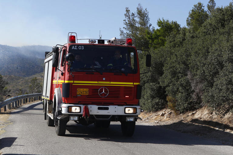 Πυρκαγιά στην Πάρνηθα: Περισσότεροι από 60 πυροσβέστες στη μάχη με τις ...