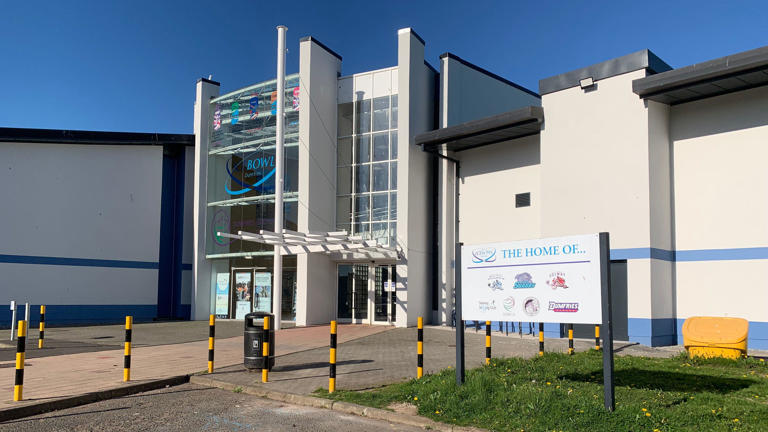 Council bans ice hockey team from rink in financial dispute