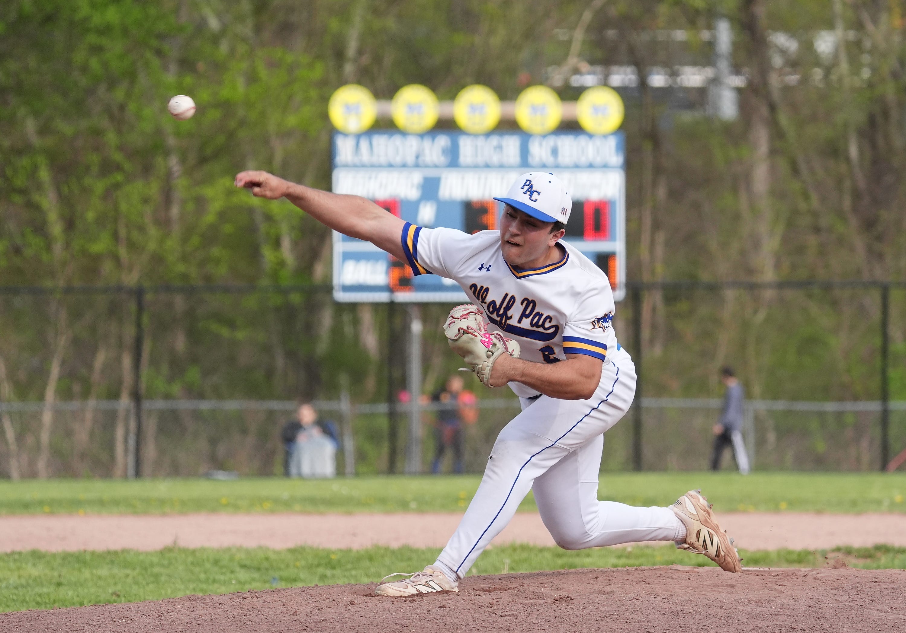 Briarcliff, Mamaroneck advance. No. 1 TZ upset, out. Baseball scoreboard