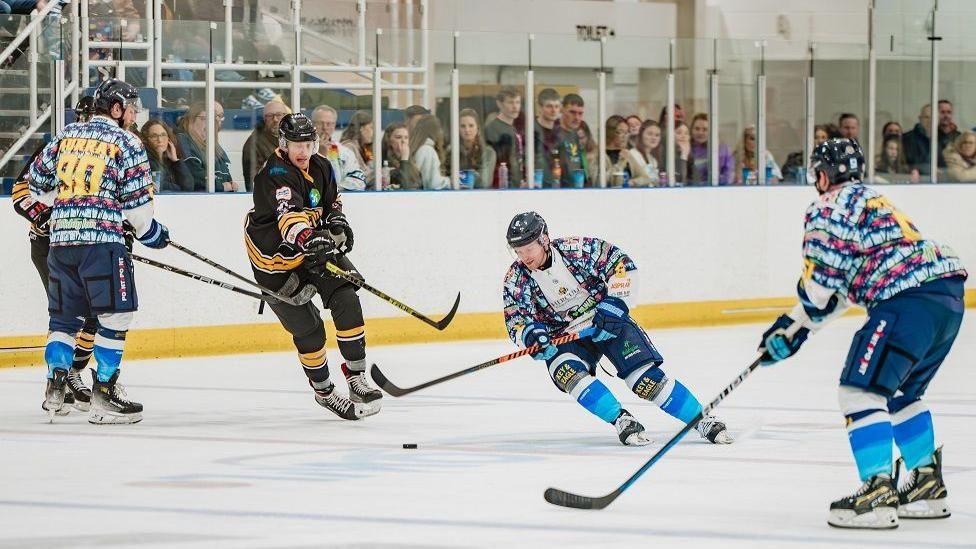 Council bans ice hockey team from rink in financial dispute