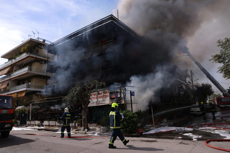 Ίλιον: Επεκτάθηκε σε διαμερίσματα η μεγάλη φωτιά που ξέσπασε σε ...