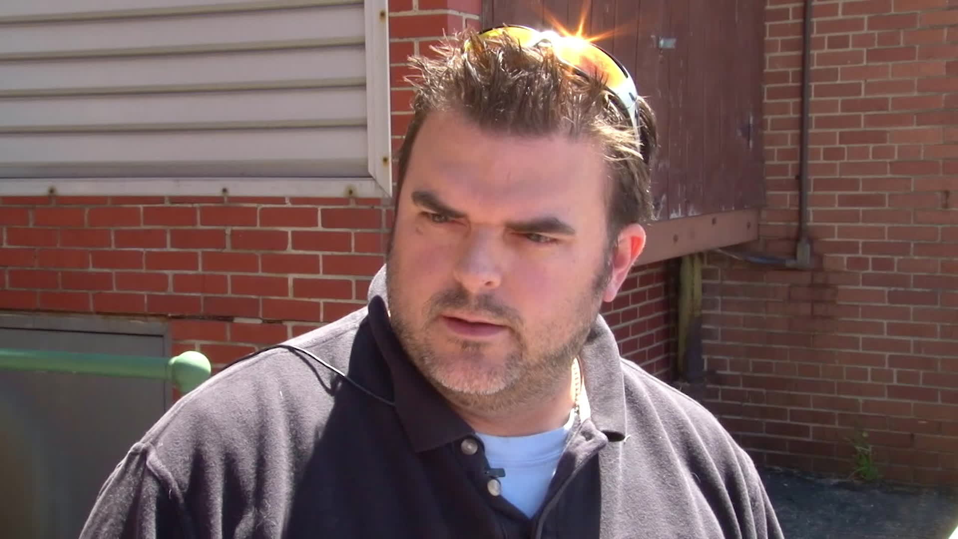 Father of victim jumps on convicted criminal