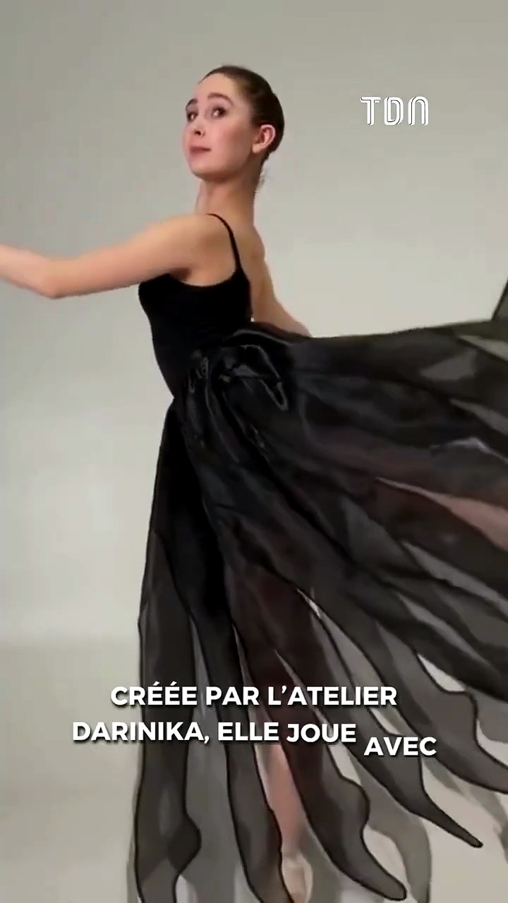 Cette jupe noire donne l’illusion d’un ralenti
