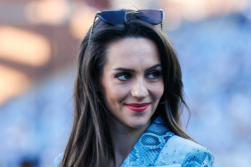Bill Belichick S Girlfriend Promotes Mike Vrabel And Dianna Russini