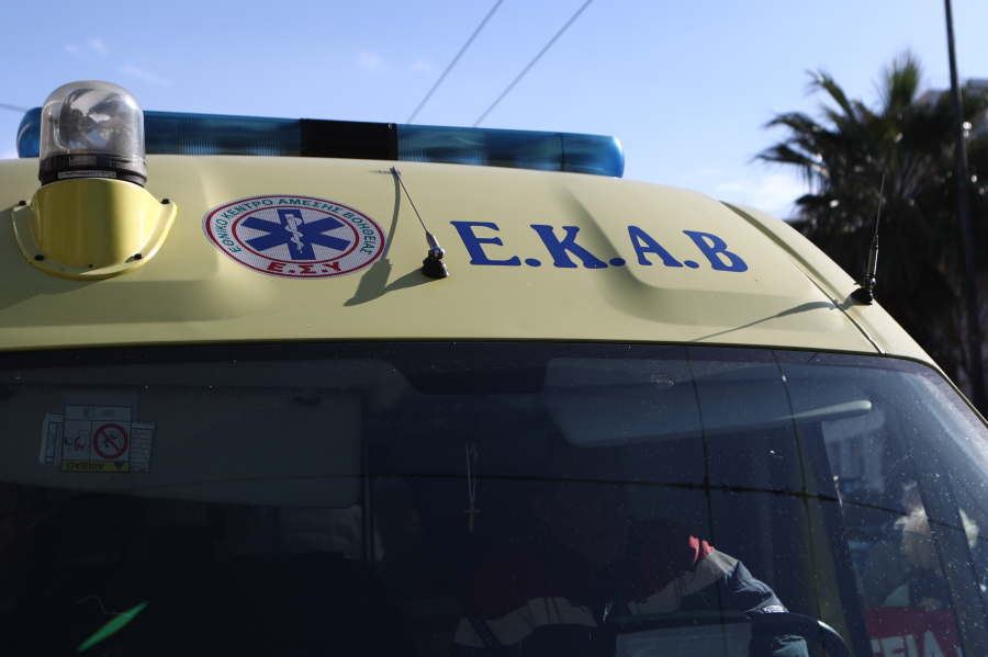 Ανάβυσσος: Μαχαίρωσαν άνδρα έξω από σούπερ μάρκετ