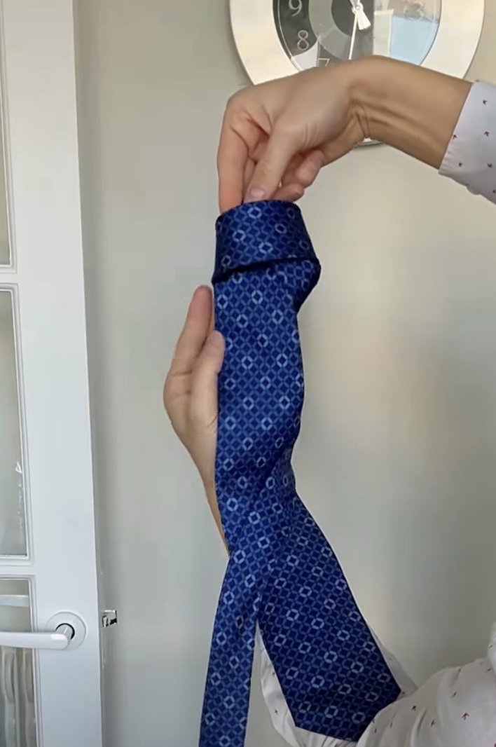 An easy way to tie a tie