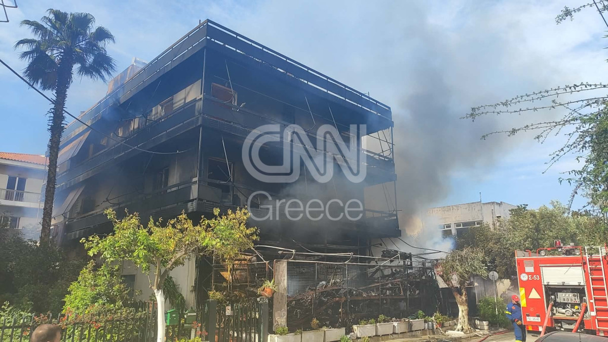 Φωτιά σε κατάστημα ανταλλακτικών στο Ίλιον: Επεκτάθηκε σε διαμερίσματα ...