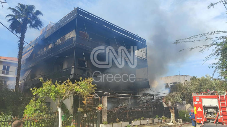 Φωτιά στο Ίλιον: Οι φλόγες από το κατάστημα ανταλλακτικών επεκτάθηκαν ...