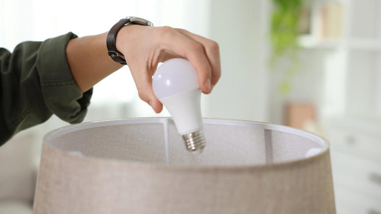 Can you use a regular light bulb in a 3-way socket?