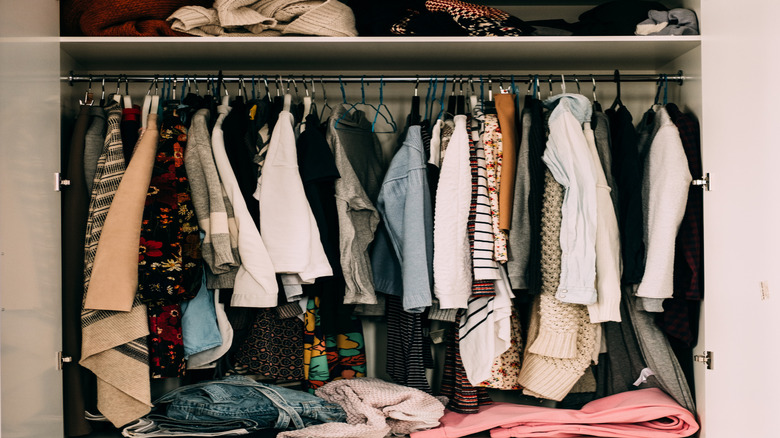 How to organize a small closet with lots of clothes & keep it tidy for good
