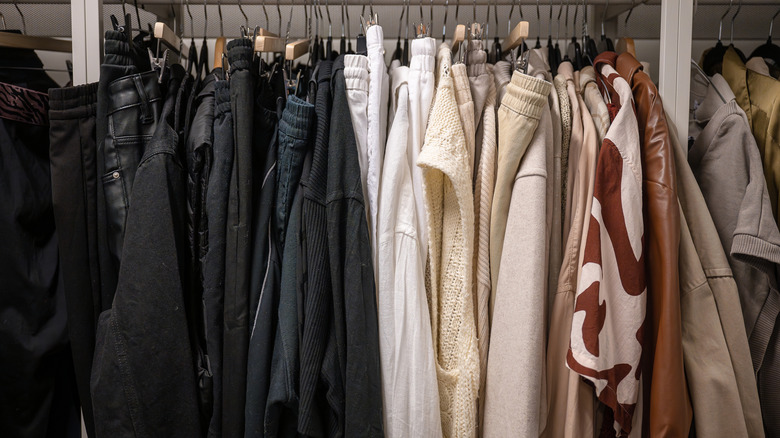How to organize a small closet with lots of clothes & keep it tidy for good