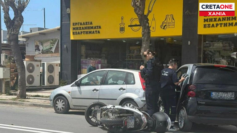 Τροχαίο ατύχημα στα Χανιά - Συγκρούστηκε όχημα με μηχανάκι (φώτο)