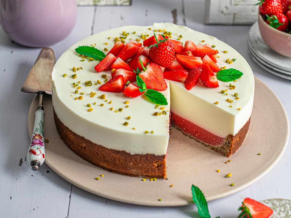 Diese leichte Erdbeer-Joghurt-Torte schmeckt wie vom Konditor