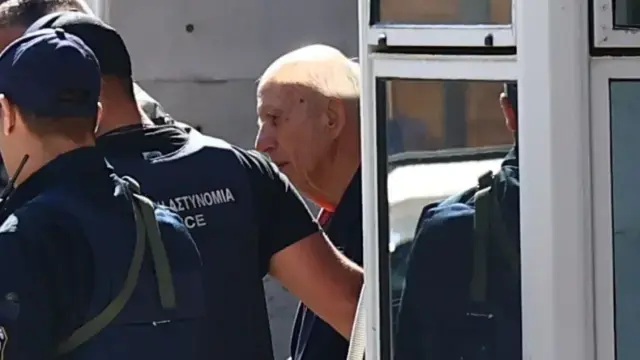 Στη φυλακή ο 89χρονος πιστολέρο για τους πυροβολισμούς σε ΕΦΚΑ και ...