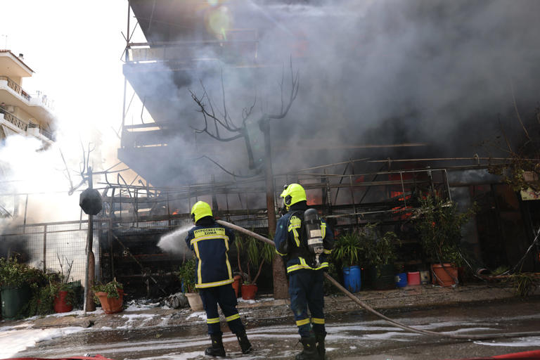 Ίλιον: Επεκτάθηκε σε διαμερίσματα η μεγάλη φωτιά που ξέσπασε σε ...