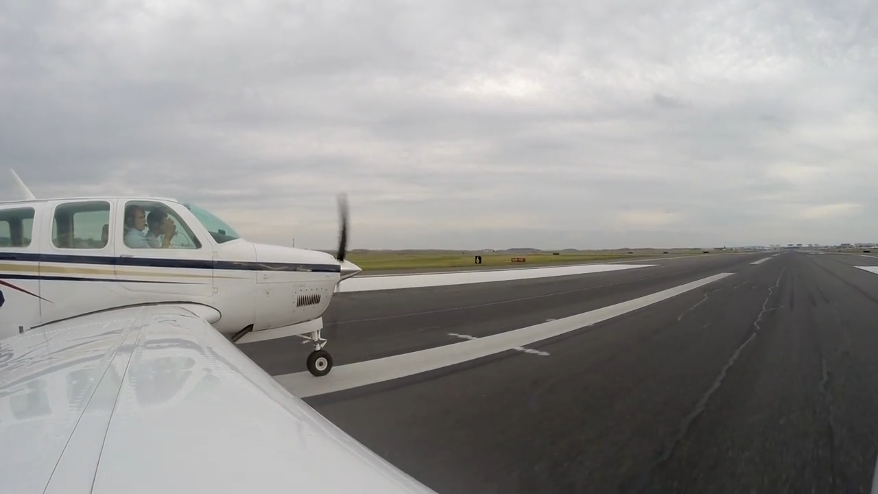Watch a light aircraft fit between 200,000+ pound jets – tight spacing