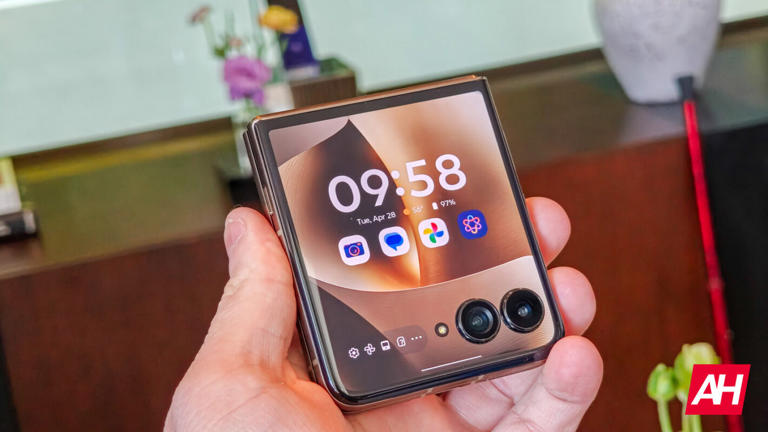 Phone comparisons: Motorola Razr 2026 vs Motorola Razr Ultra 2026