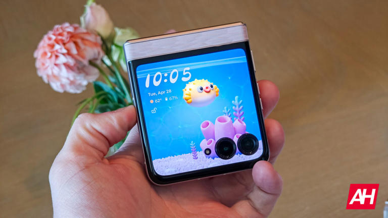 Phone comparisons: Motorola Razr 2026 vs Motorola Razr Ultra 2026