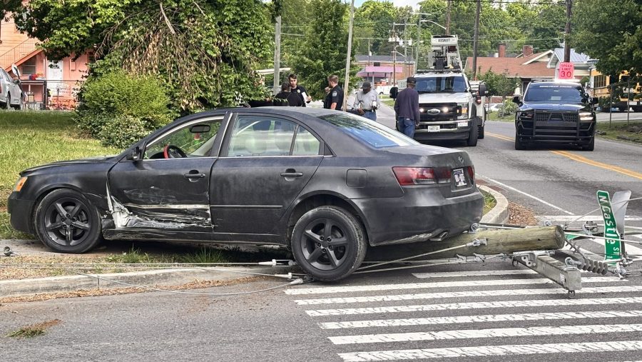 Power out, road closed after crash in East Knoxville