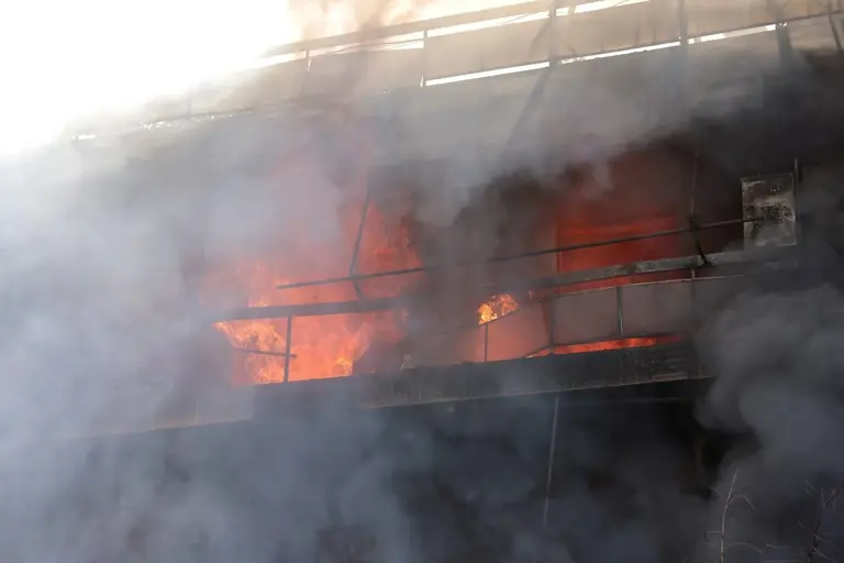 Εικόνες καταστροφής από την φωτιά στο Ίλιον - Ενισχύθηκαν οι ...