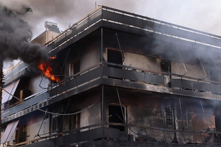 Εικόνες καταστροφής από την φωτιά στο Ίλιον - Ενισχύθηκαν οι ...