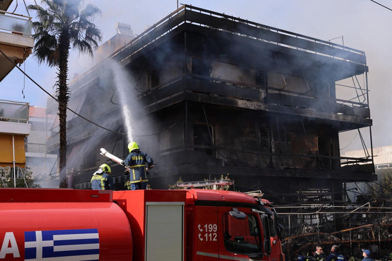 Εικόνες καταστροφής από την φωτιά στο Ίλιον - Ενισχύθηκαν οι ...