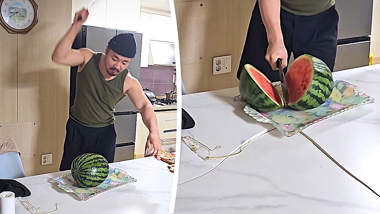 Un hombre rompe la mesa mientras corta una sandía en la cocina