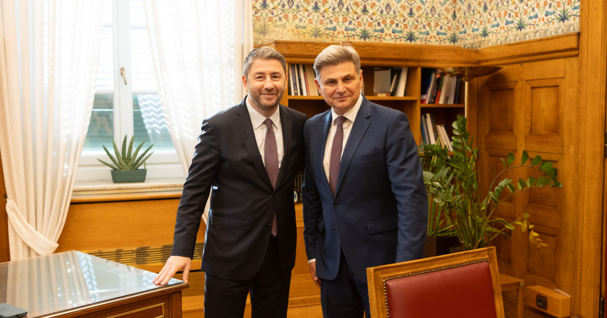 Στο ΠΑΣΟΚ ο Νικόλας Φαραντούρης: «Στόχος η πολιτική αλλαγή» - Μήνυμα ...