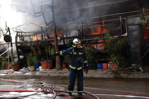 Φωτιά στο Ίλιον: Φόβοι για τη στατικότητα του κτιρίου, οικογένεια ...
