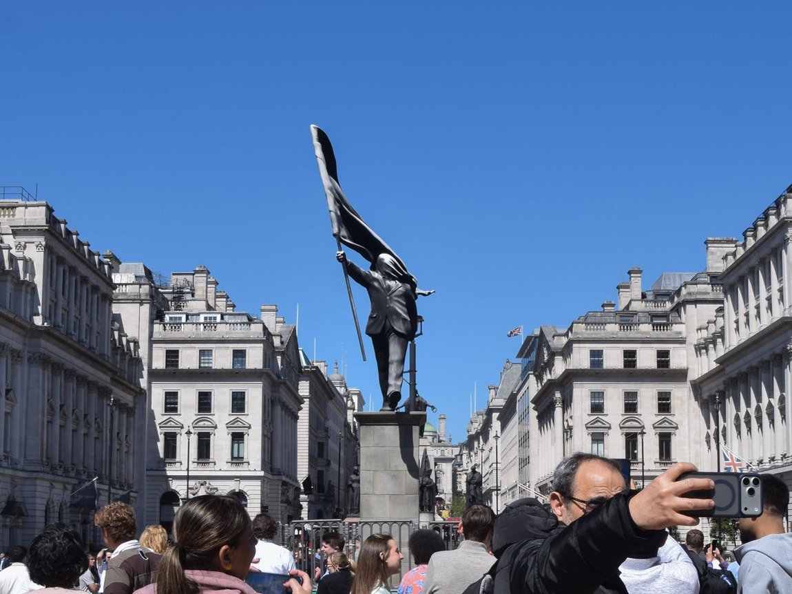 Artist confirms it: Banksy unveils new statue in London