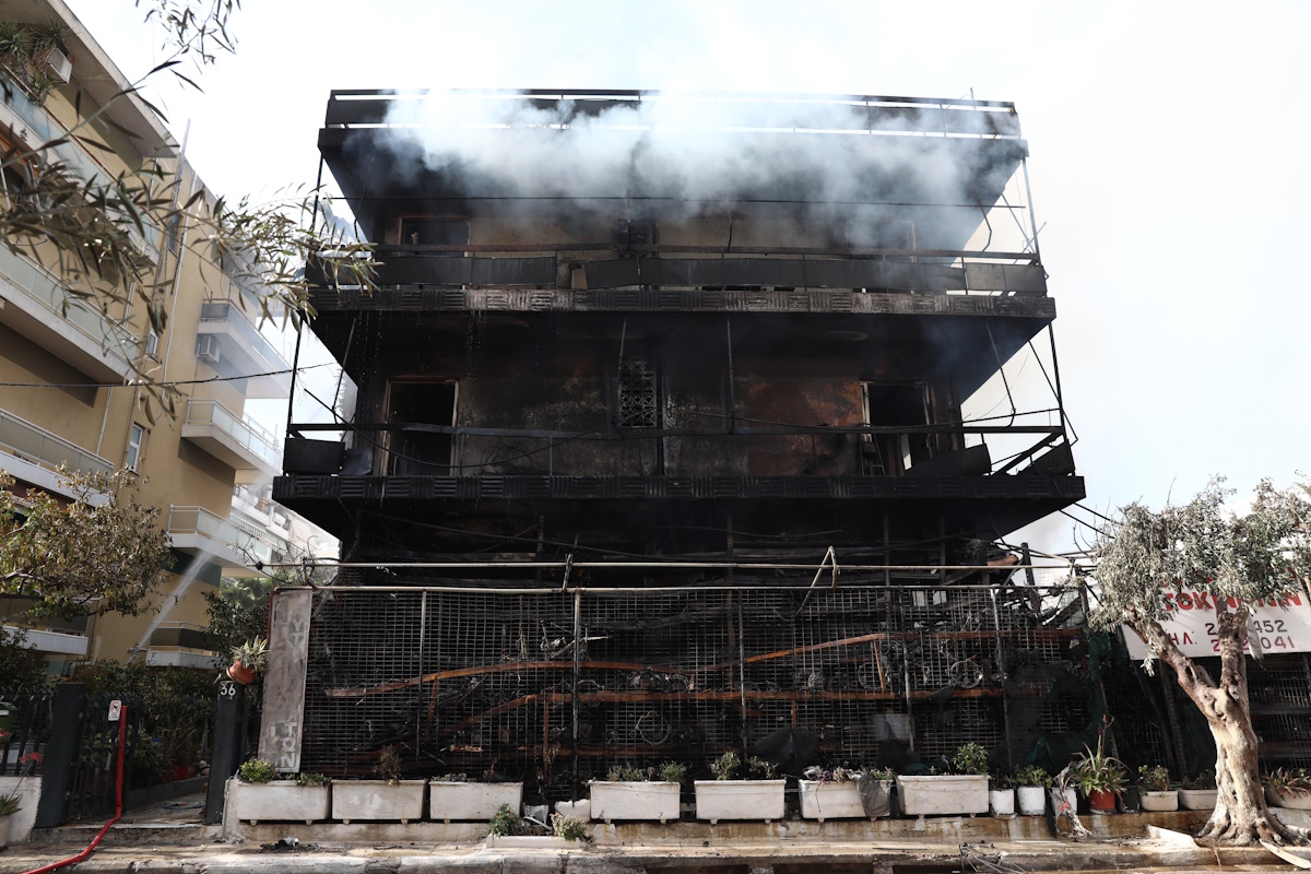 Φωτιά στο Ίλιον: «Ακούστηκαν εκρήξεις, άρπαξαν οι τέντες και οι φλόγες ...