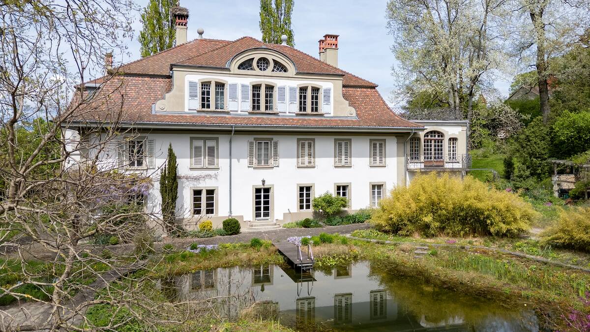 22 chambres et étang de baignade : Cette maison historique au bord du ...