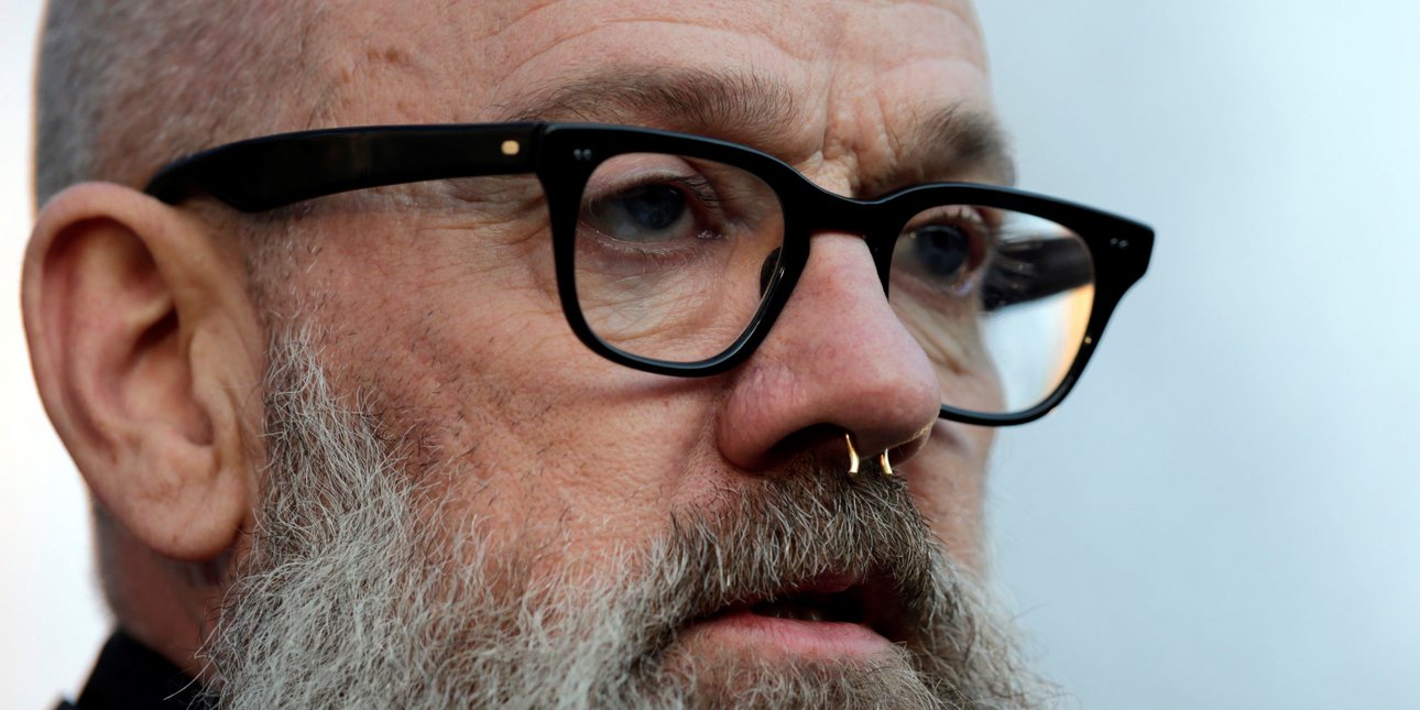 Αγνώριστος ο τραγουδιστής των REM στα 66 του - βγήκε βόλτα στη Νέα ...