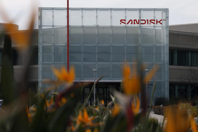 Sandisk posts strong earnings. The stock is falling.