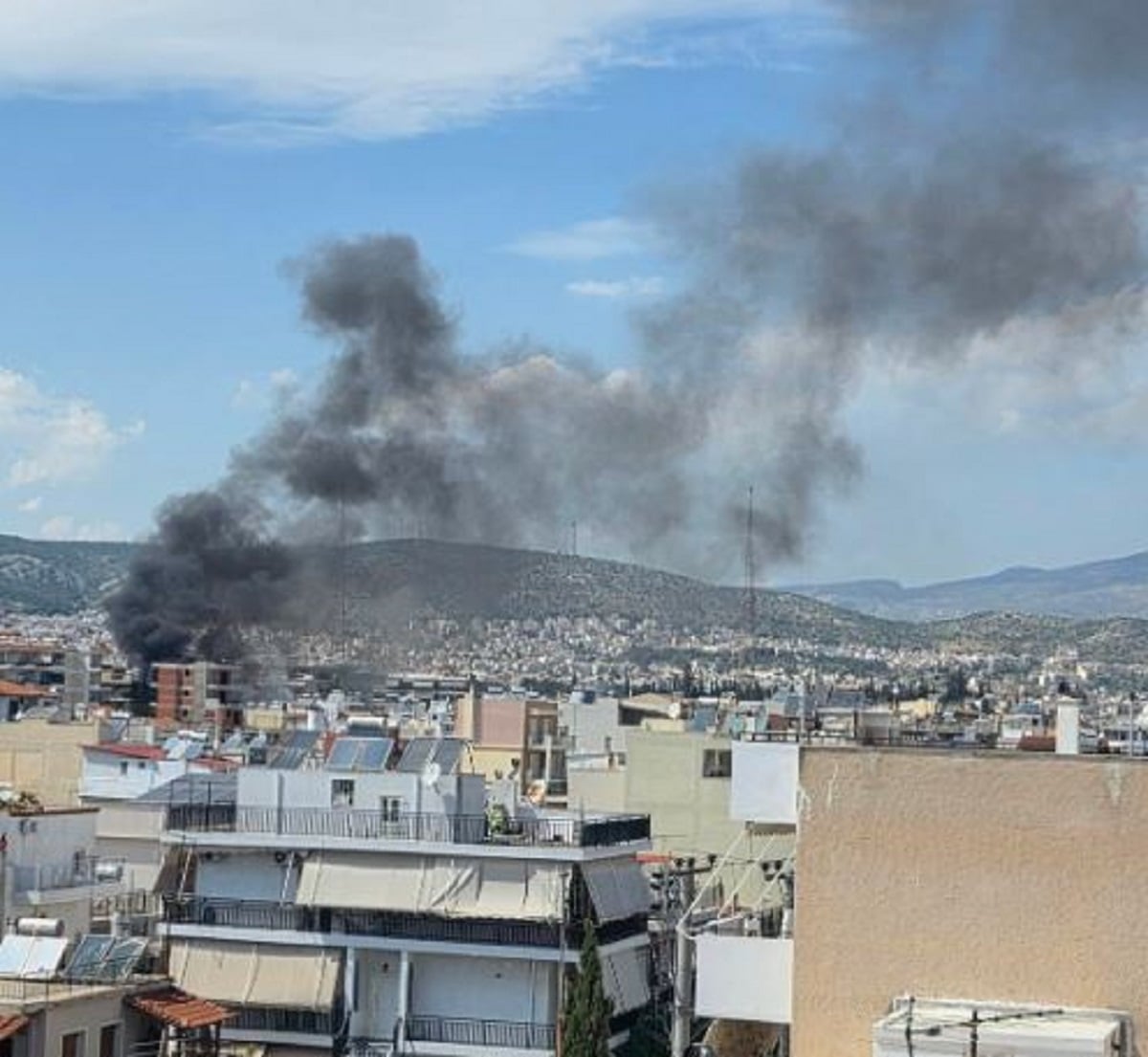 Ίλιον: Οι πρώτες εικόνες από τη φωτιά σε κατάστημα με ανταλλακτικά ...