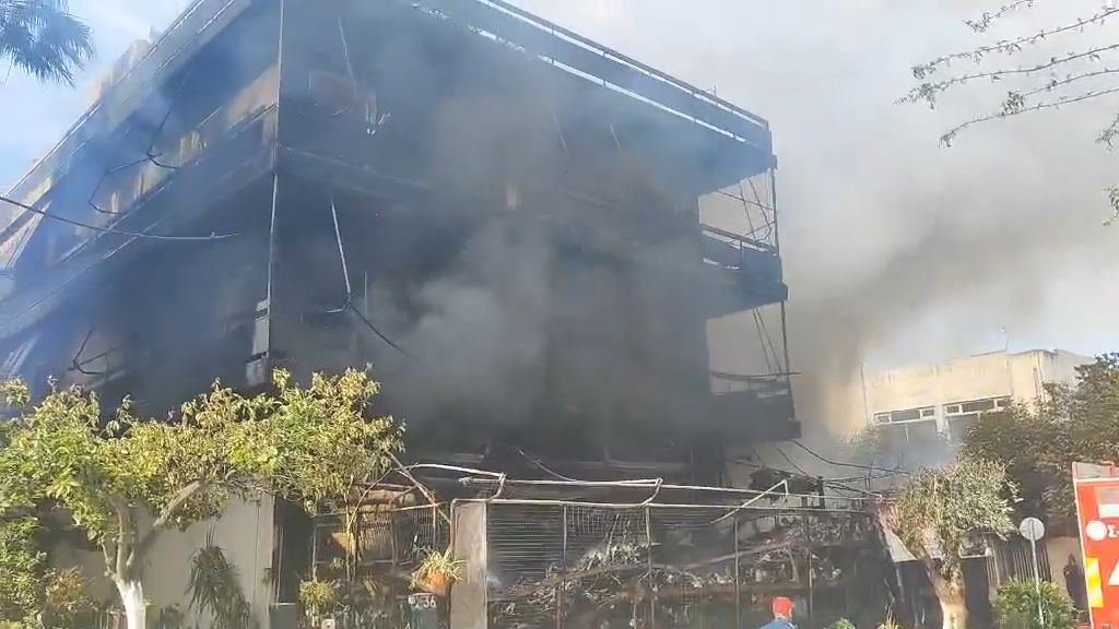 Μεγάλη φωτιά στο Ίλιον από κατάστημα ανταλλακτικών σε κατάστημα