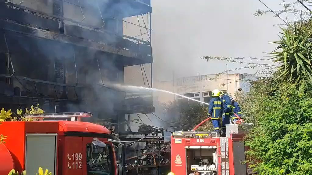 Μεγάλη φωτιά σε κατάστημα στο Ίλιον