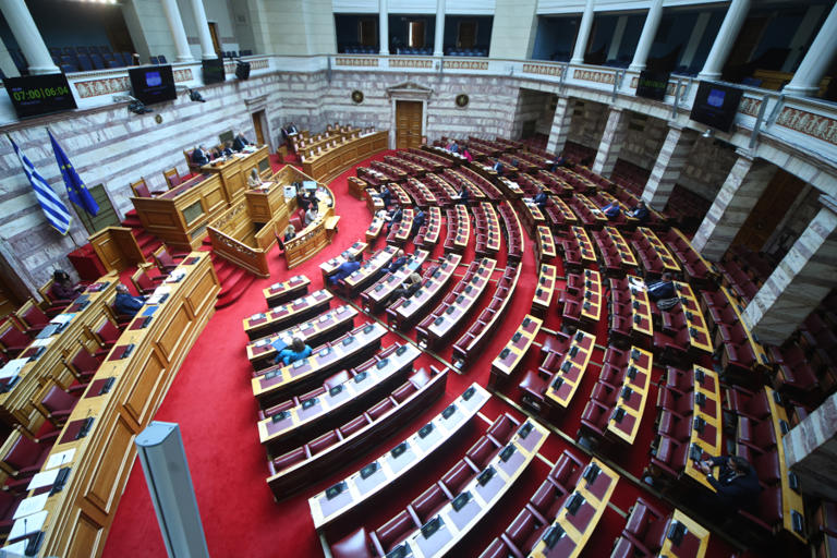 Επεισόδιο Κ. Χήτα - Π. Παππά στη Βουλή: «Ή πετάξτε τον έξω τον ανάγωγο ...