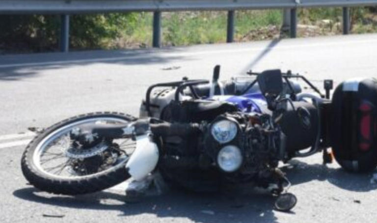 Τροχαίο ατύχημα στο Αιτωλικό με δύο τραυματίες: Αδέσποτα σκυλιά ...