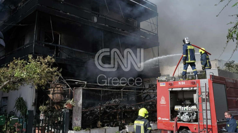 Εικόνες καταστροφής από την φωτιά στο Ίλιον: Συνεχίζονται οι ...