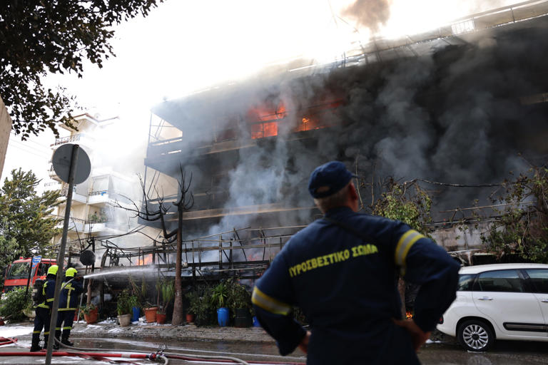 Ίλιον: Επεκτάθηκε σε διαμερίσματα η μεγάλη φωτιά που ξέσπασε σε ...